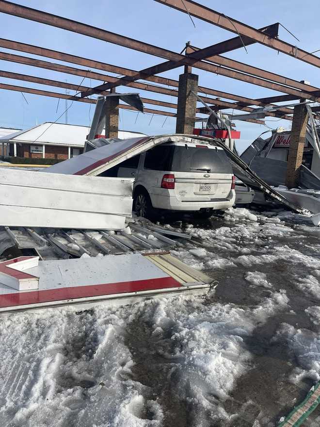 Heavy snow causes canopy to collapse at Greenville gas station