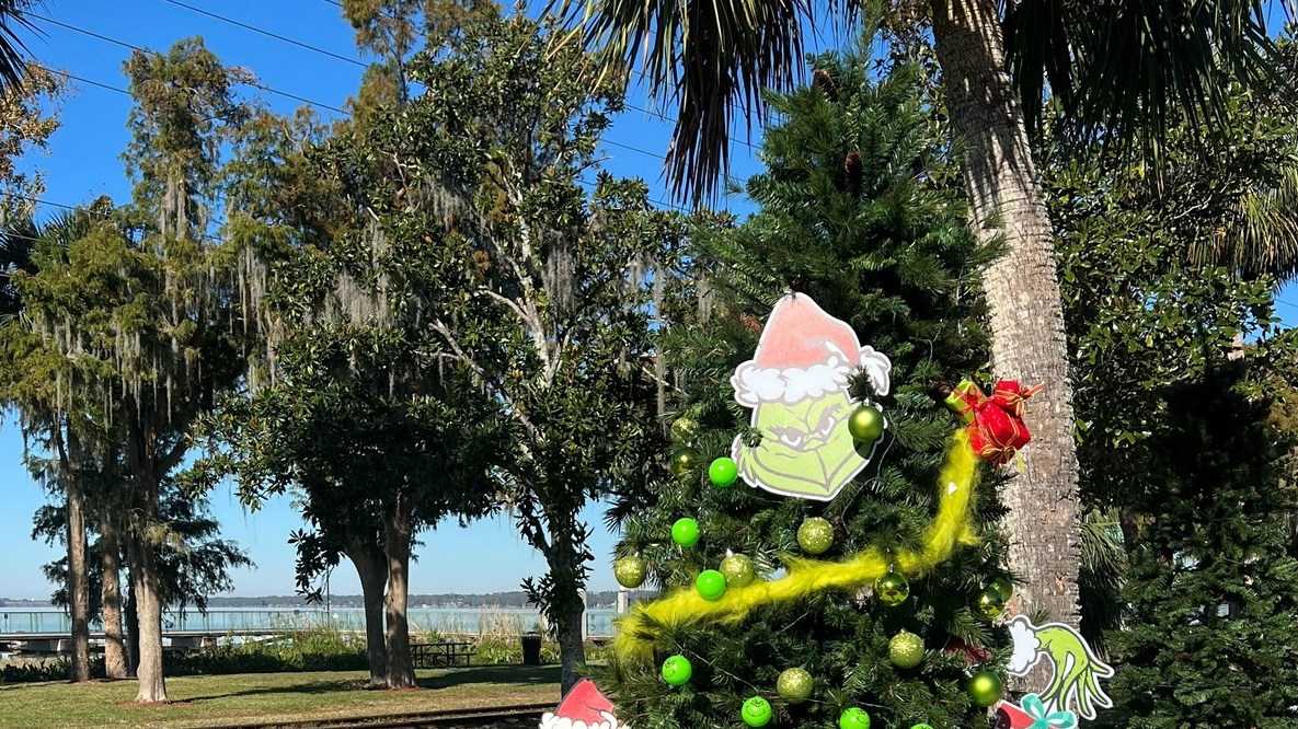 Vote in the Eustis Christmas tree decorating contest