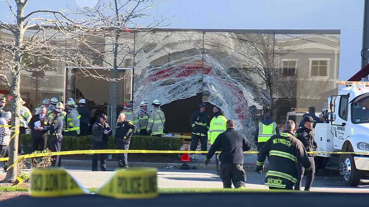 Here's what happened after SUV crashed into Mass. Apple store