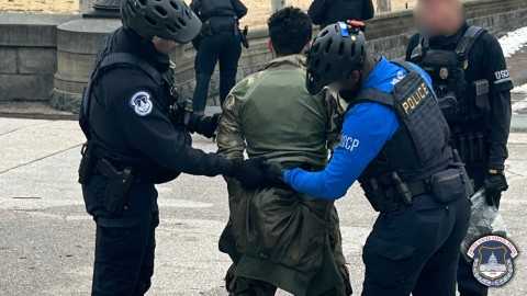 Man arrested after running toward Capitol with shotgun, police say