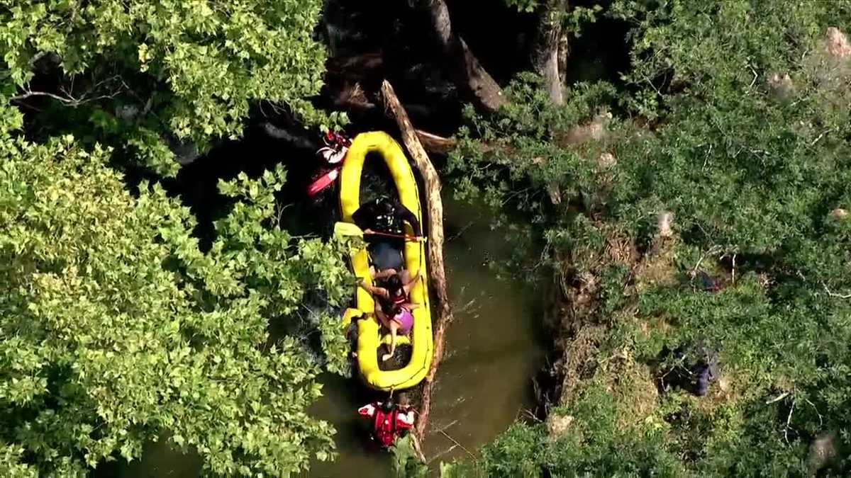 Crews rescue 2 people stuck in Gunpowder River
