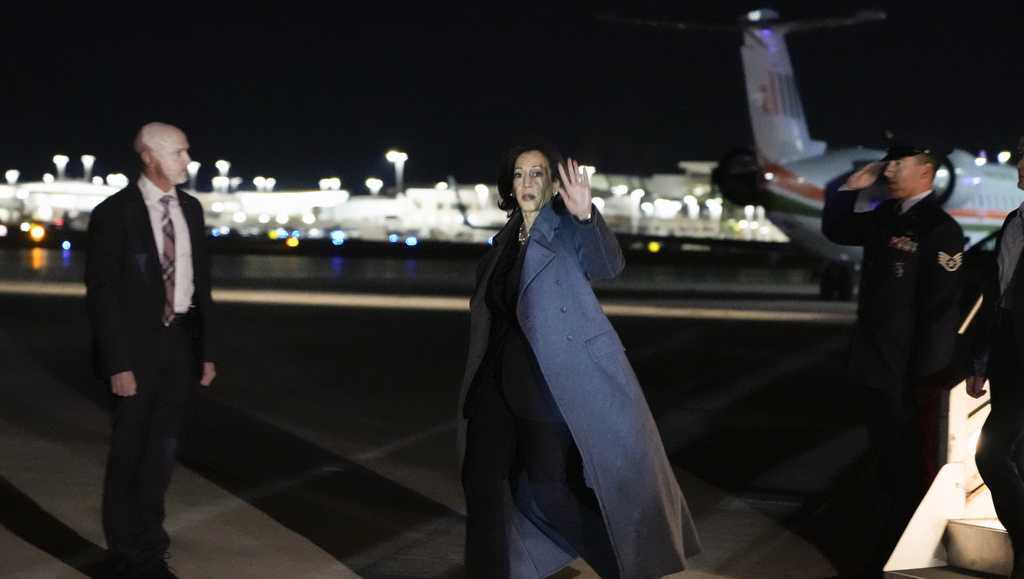 Kamala Harris makes surprise 'Saturday Night Live' appearance