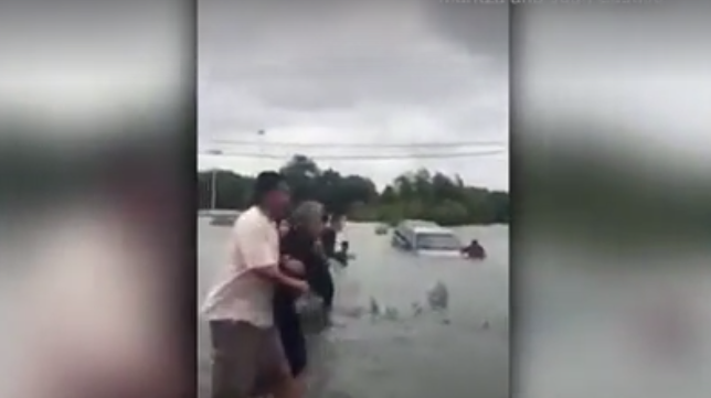 Amazing rescue: People form human chain to save elderly man during ...