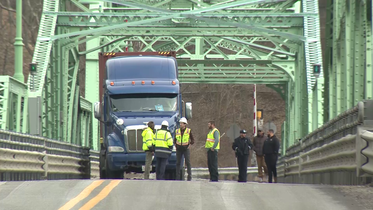 Drawbridge over Merrimack River damaged by overheight truck