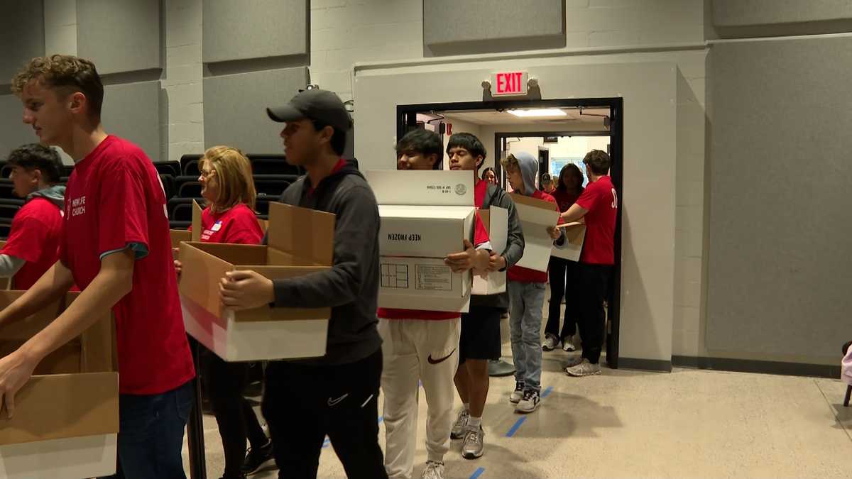 Arkansas church packs hundreds of Thanksgiving meals