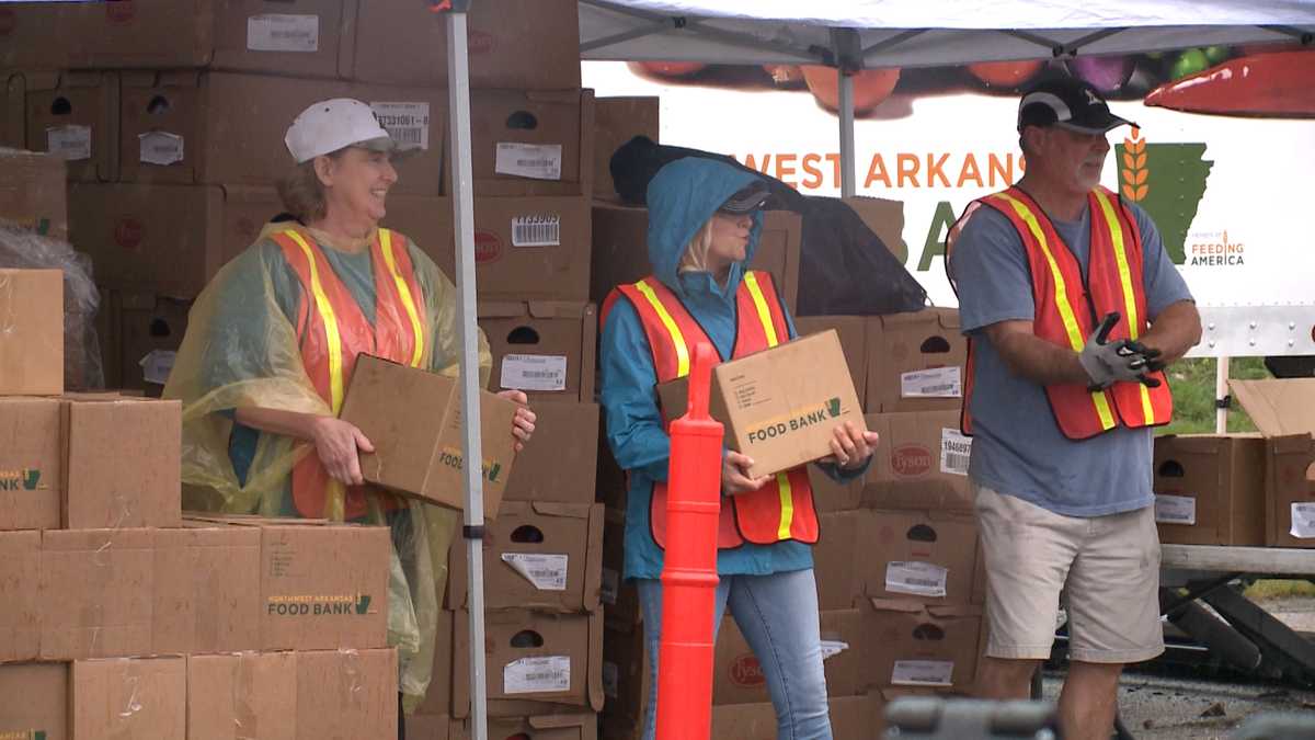 NWA Food Bank distributes food for 438 households in Fayetteville
