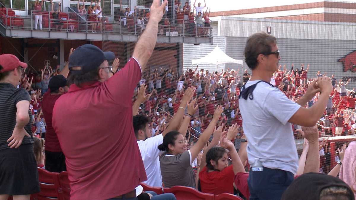 Arkansas fans pack Bogle Park for softball Regional final
