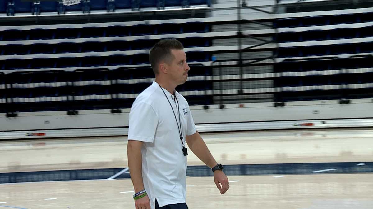 Statesboro: GS coach Charlie Henry conducting basketball camp