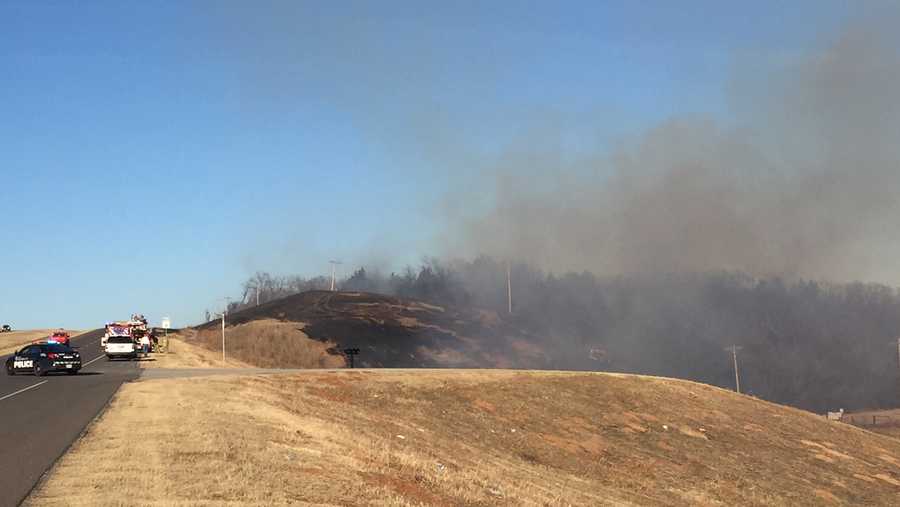 Crews battle grass fire in Mustang