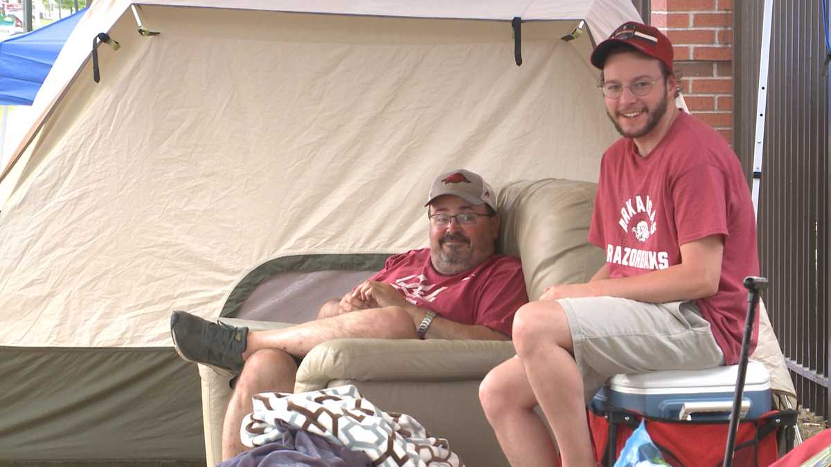 Arkansas fans brave the rain to cheer on the Diamond Hogs