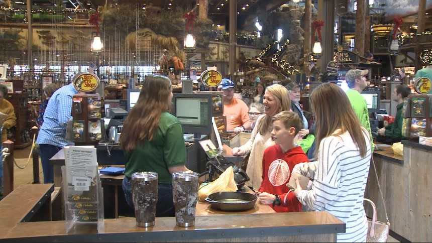 Area stores staying open later to accomodate last minute Christmas shopping