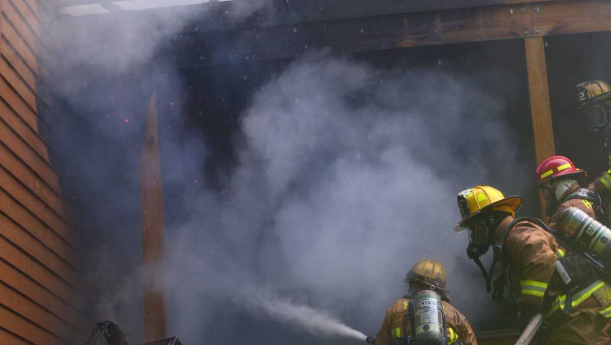 Crews battle 2-alarm townhouse fire in Howard County