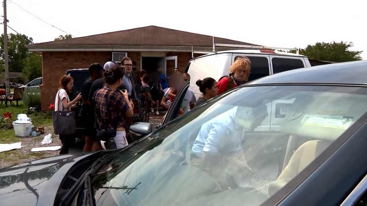 ICE officers came for a Tennessee man and his neighbors stepped in to ...