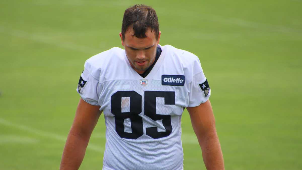 Patriots tight end Hunter Henry agrees to 3-year deal, report says