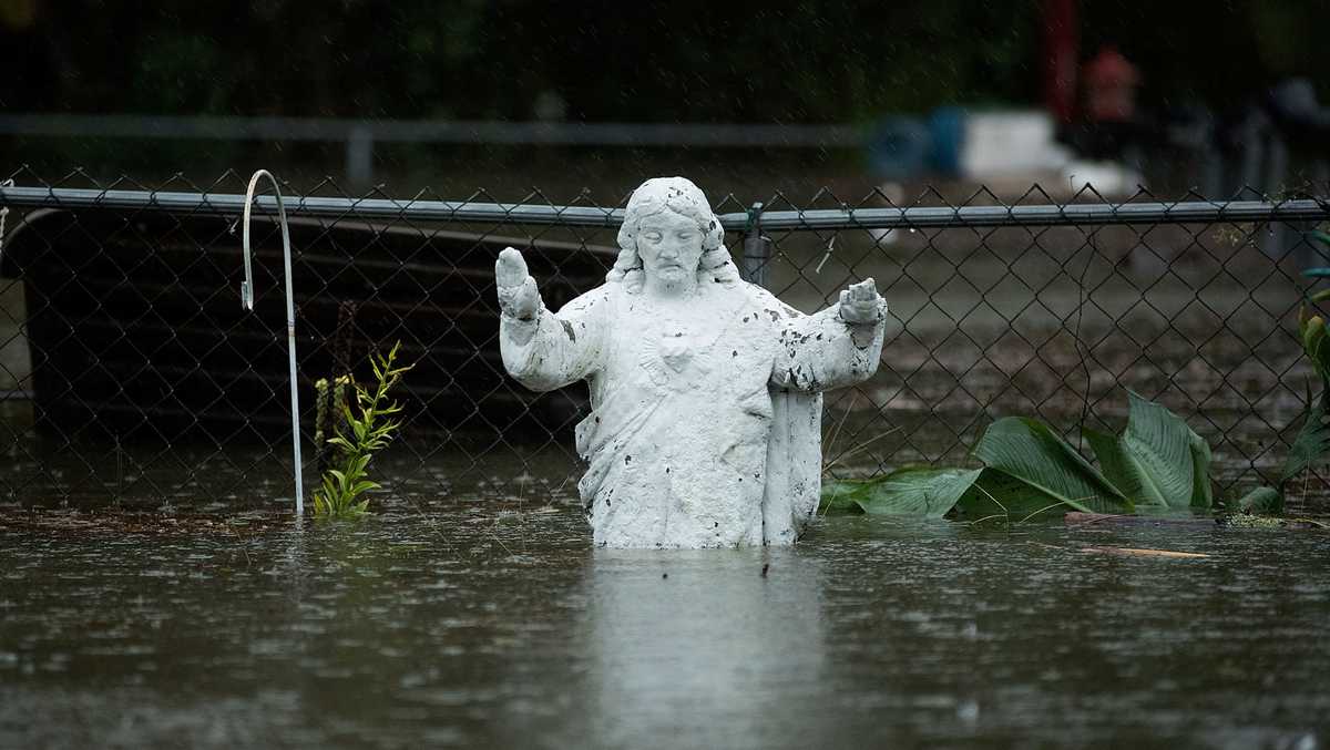 Photos: Hurricane Florence leaves damage, destruction as it moves ...