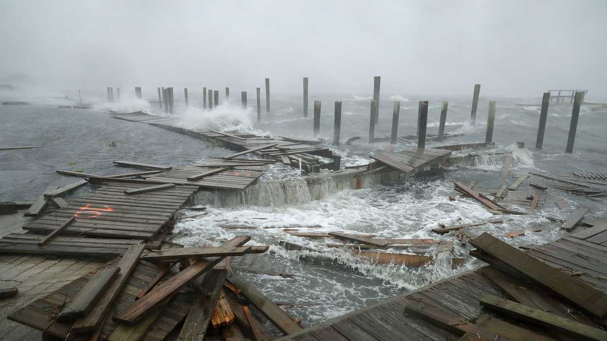 Photos: Hurricane Florence leaves damage, destruction as it moves ...