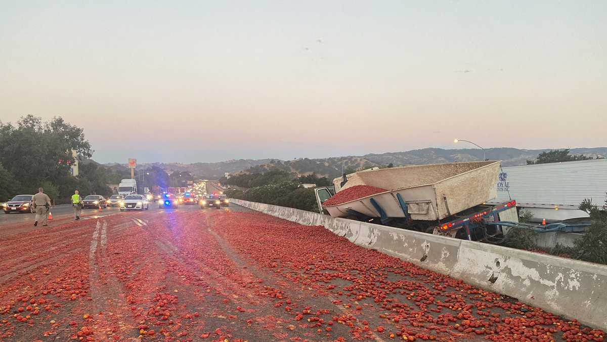 VIDEO: Load of tomatoes spill all over highway in big rig crash