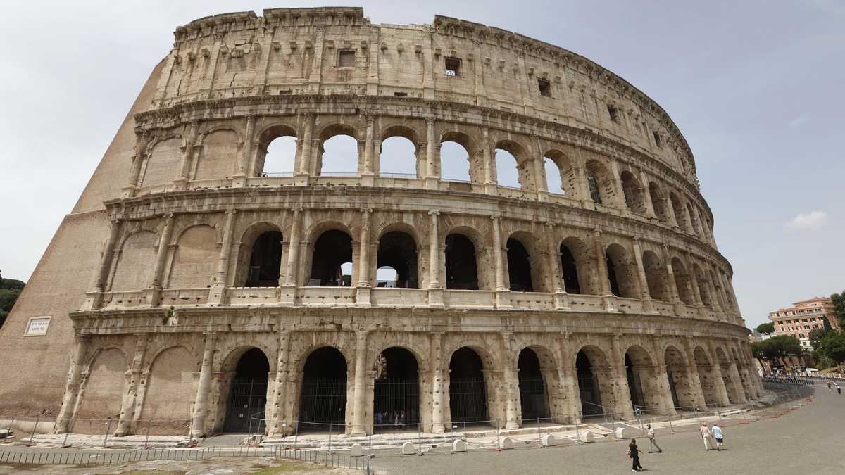 Tourists break into Rome's Colosseum to drink beer
