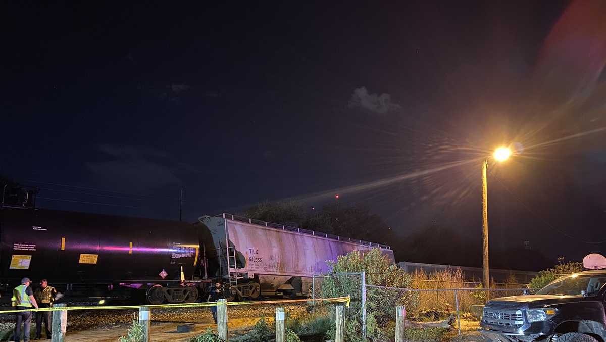 Train conductor killed in train derailment in El Paso, Texas