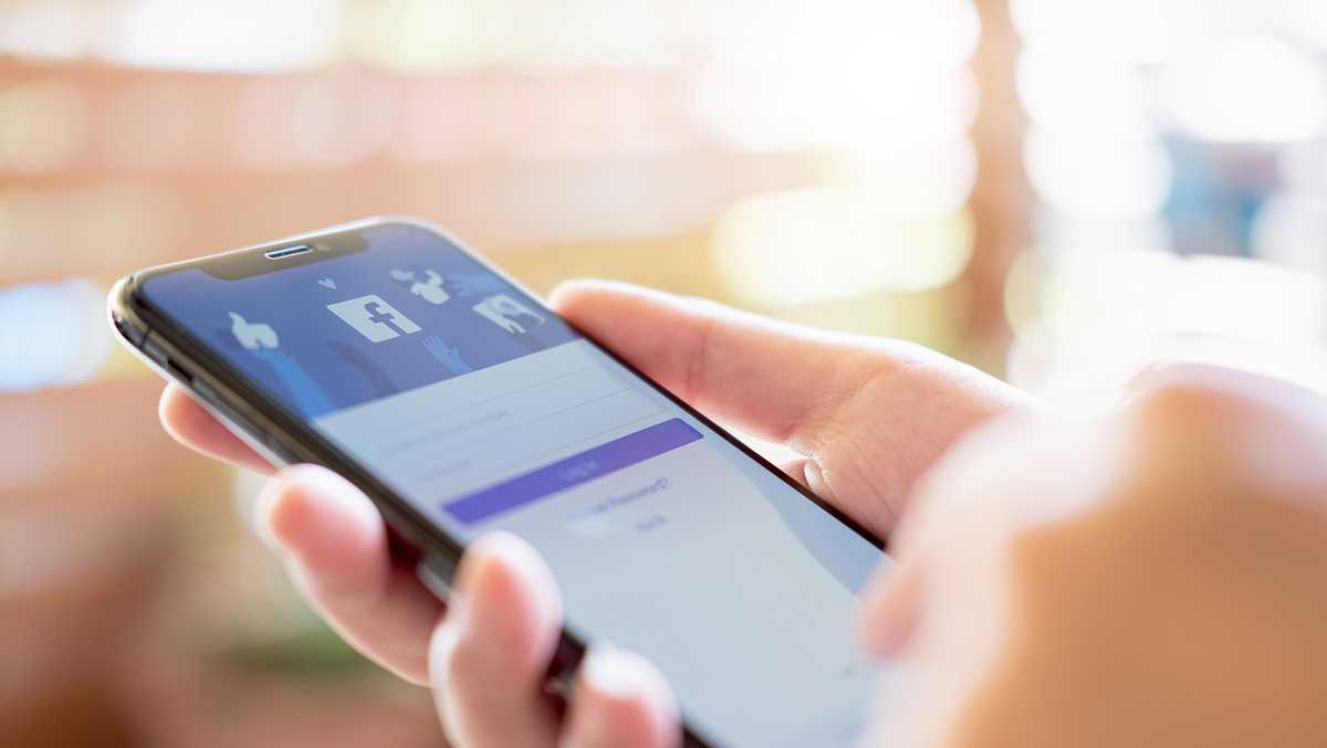 Facebook tests bringing back in-app messaging features as it competes ...