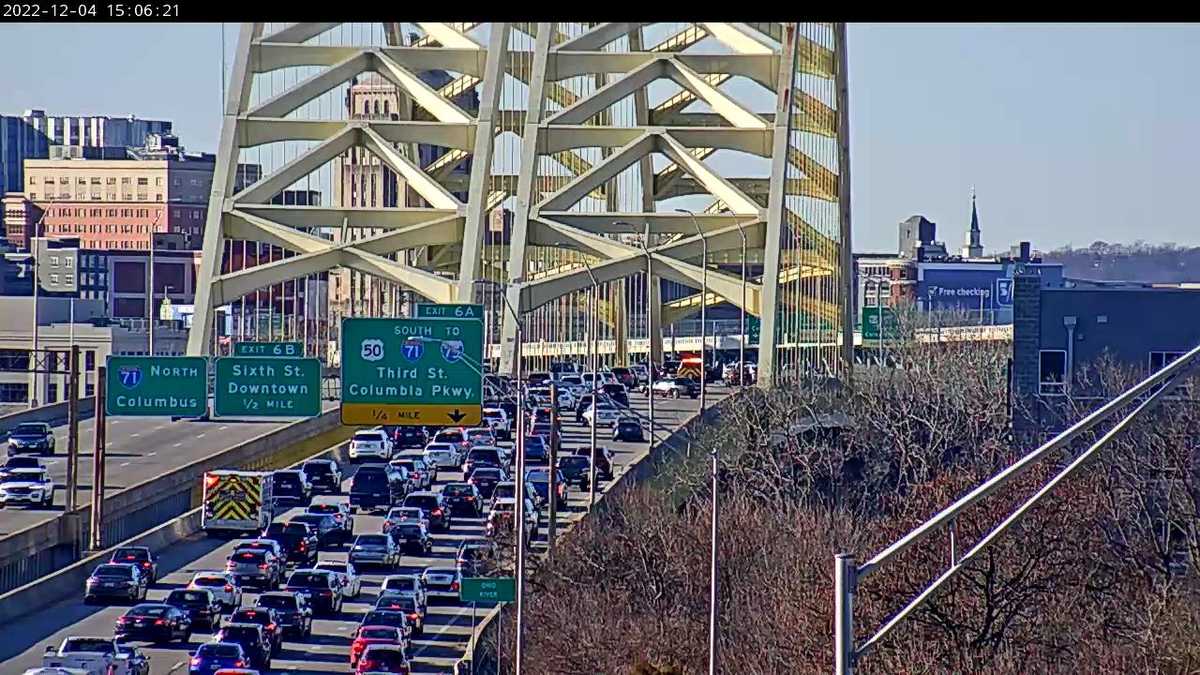 Report of a crash on I-471 at the Daniel Carter Beard bridge