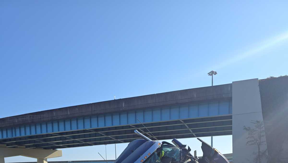 Tractor-trailer crashes off Interstate 81 overpass in Dauphin County
