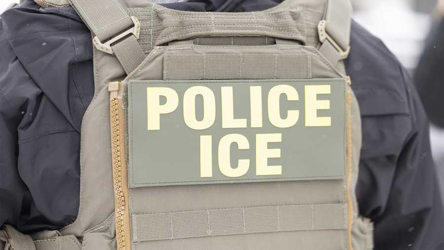 Immigration officers assert sweeping power to enter homes without a ...