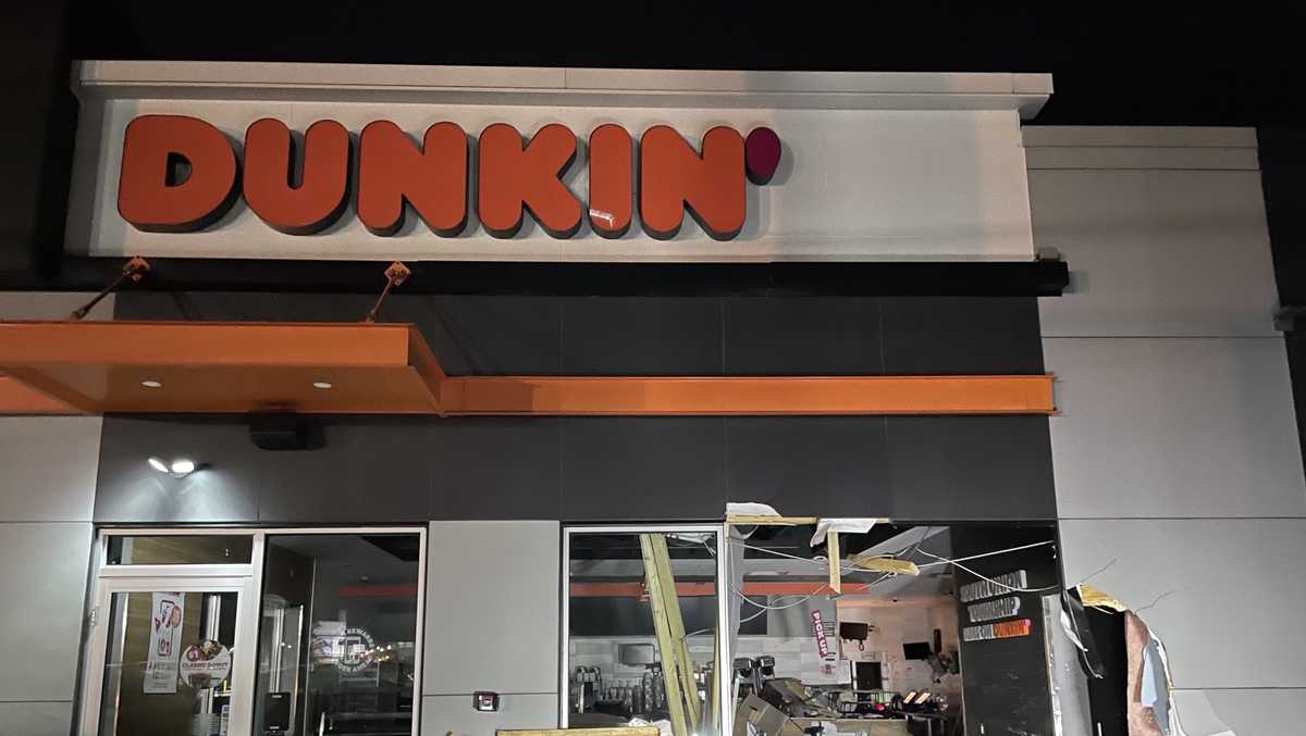 Vehicle crashes into Fayette County doughnut shop