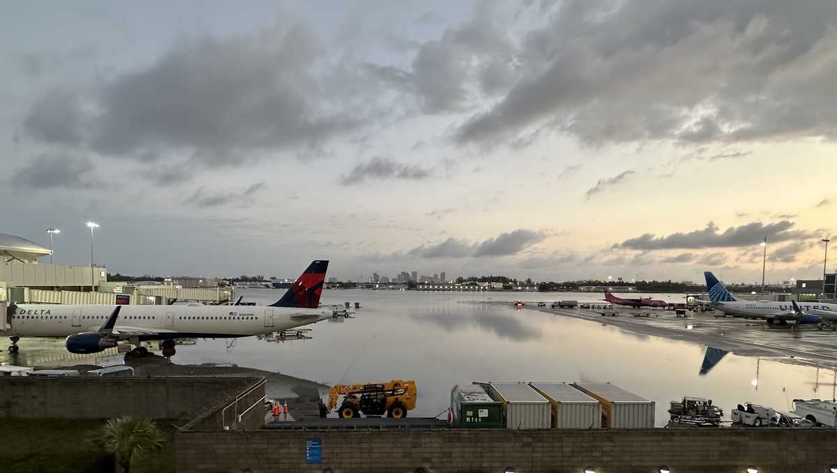 8 injured when JetBlue flight from Ecuador hits turbulence near Florida ...