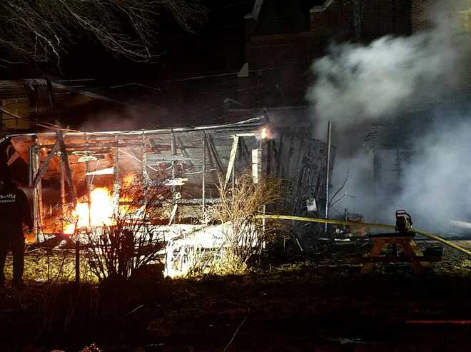 Benson fire destroys 2 garages, chars 3 cars