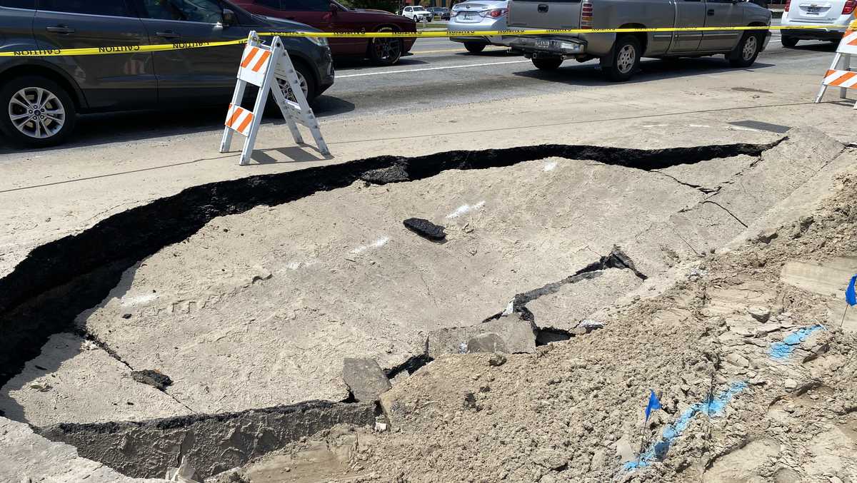 Savannah crews work to repair sinkhole at busy intersection