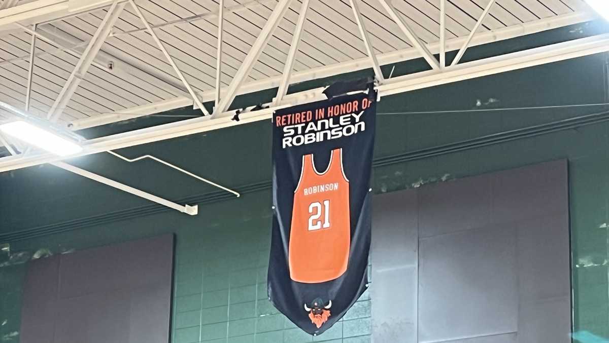 Alabama honors the late Stanley Robinson with jersey retirement