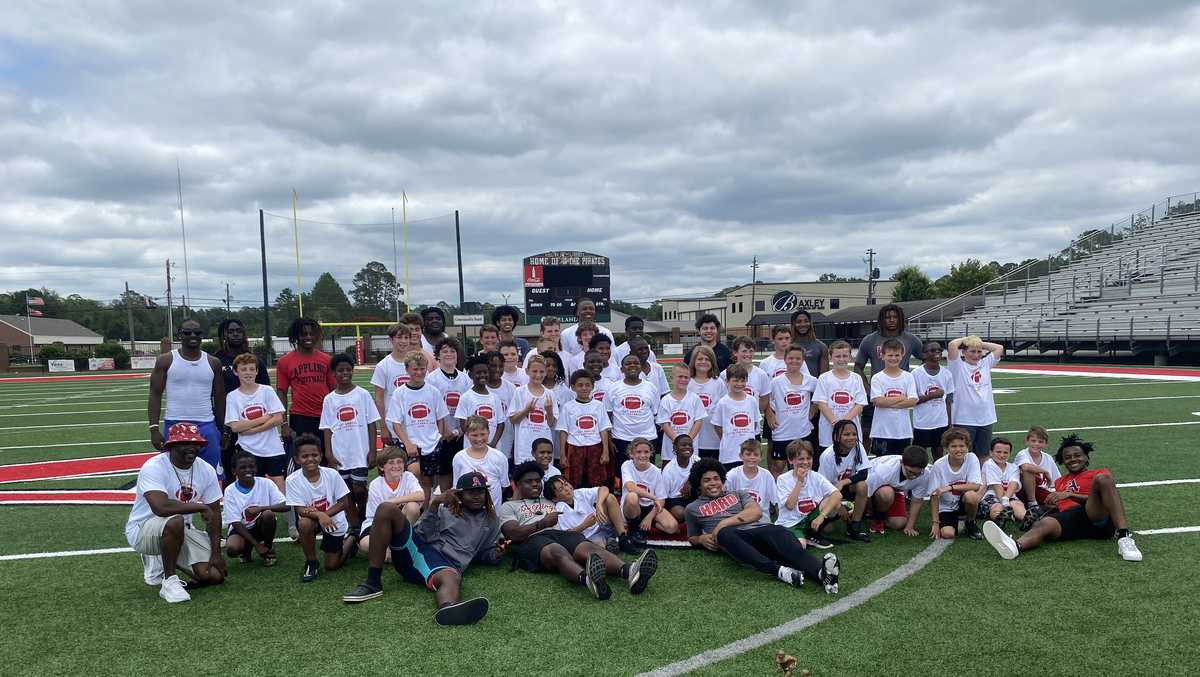 National champion Darris Smith holds first-ever youth football camp in ...