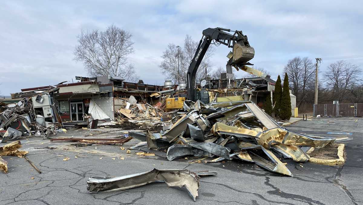 Crews start demolishing Portland restaurant for traffic changes