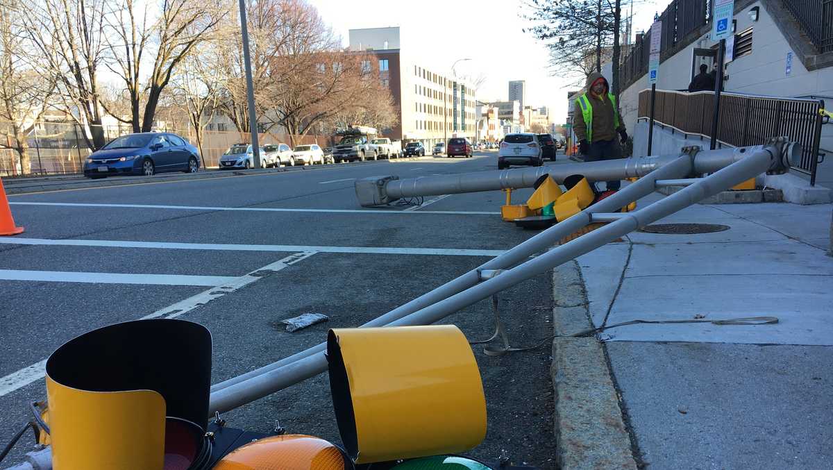 Traffic light crashes down onto Route 9