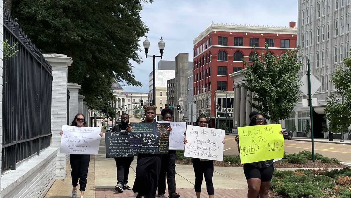 Protestors demand justice after Illinois woman's fatal shooting
