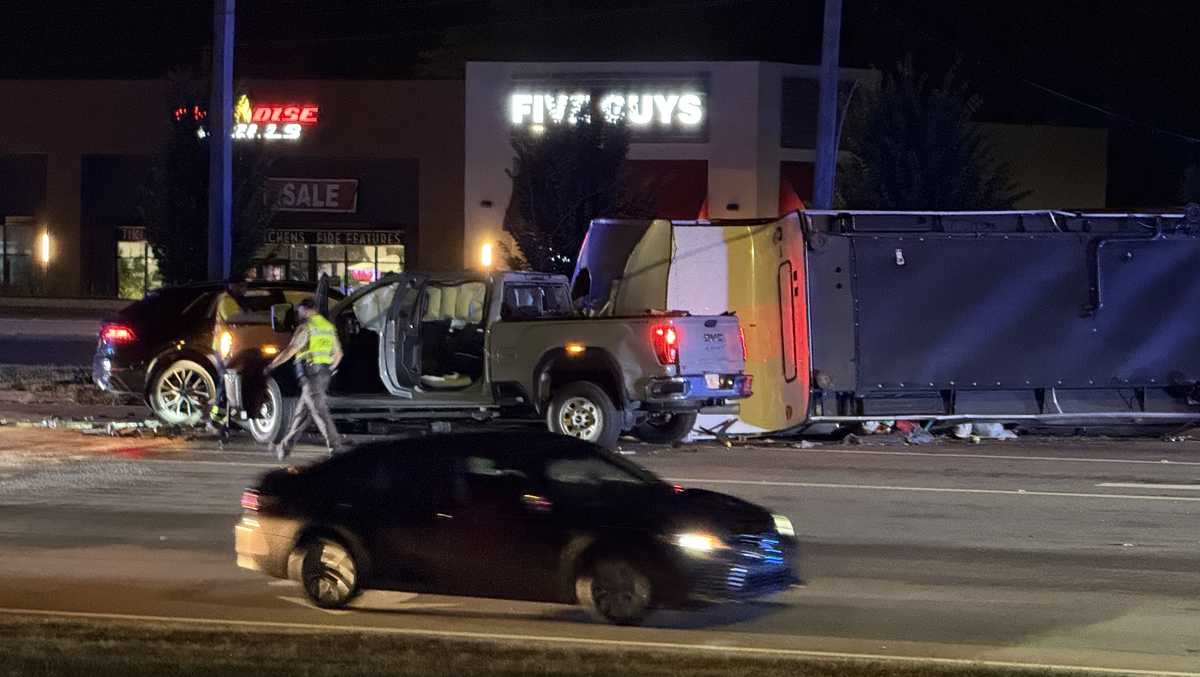 Rollover crash involving RV closes portion of U.S. 280 in Hoover