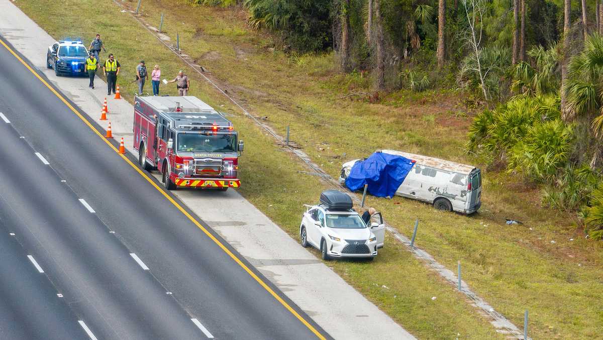 Man dies after losing control of van along I-75 in Collier County, FHP says