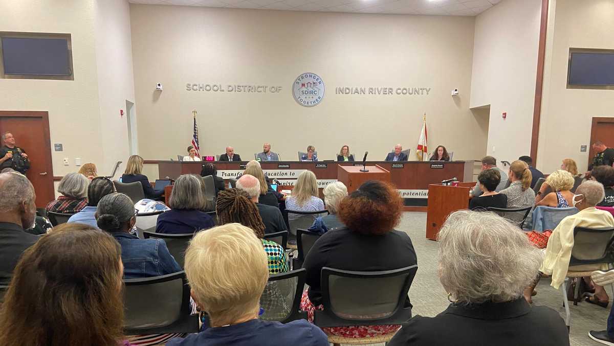 Public packs Florida school board meeting to show support, opposition ...