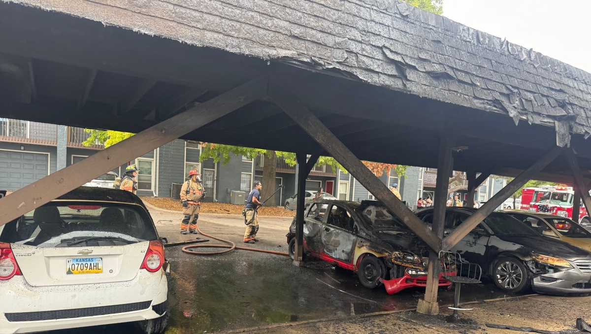 4 vehicles catch fire at Independence apartment complex