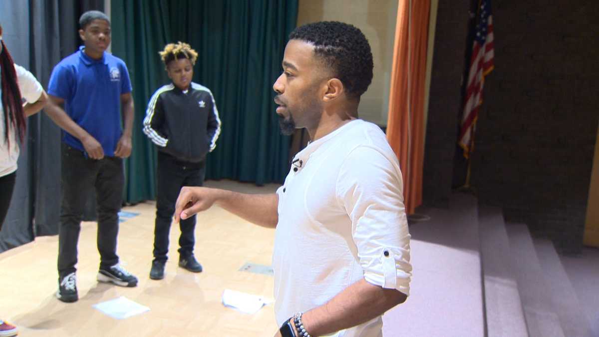 Ricky Solomon wins Ravens Touchdown for Teachers Award