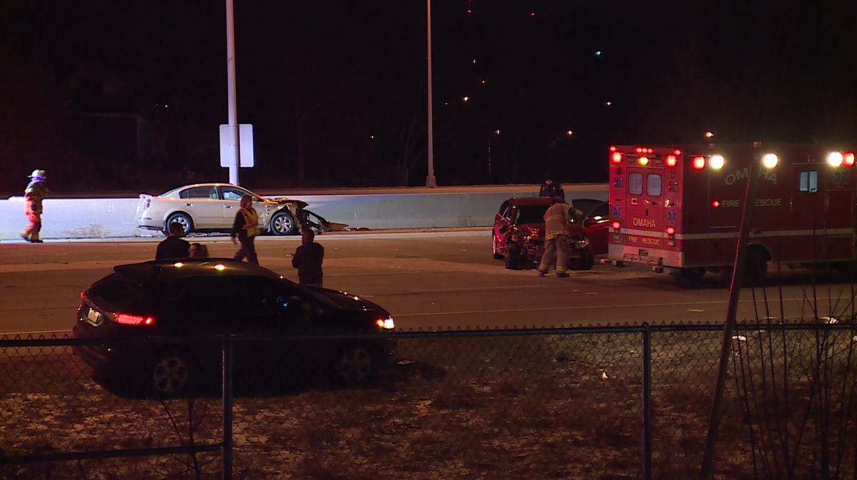 2 injured in 3-vehicle interstate crash