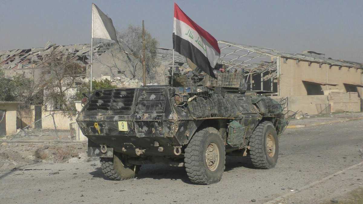 Thousands of Iraqis flee from Mosul to refugee camp