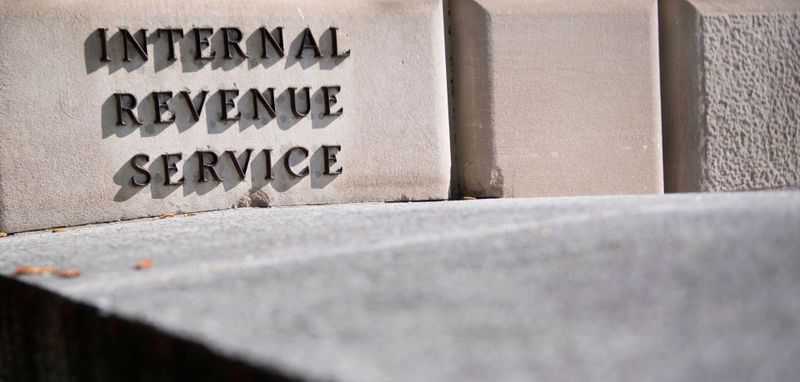 Thousands of federal employees return to work without pay as government ...