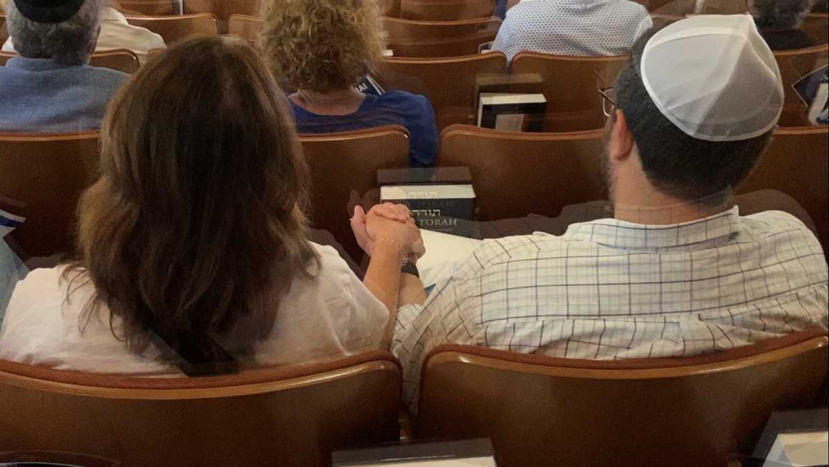 Nearly 1,000 people gather at Boca Raton synagogue to show support ...