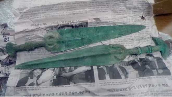 Swords, arrowheads 4,000 years old seized on way to Florida