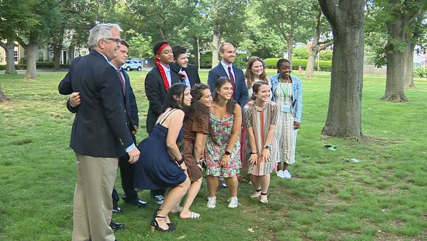 5 for Good: Volunteers collect donated dresses for prom at Ivy Street ...