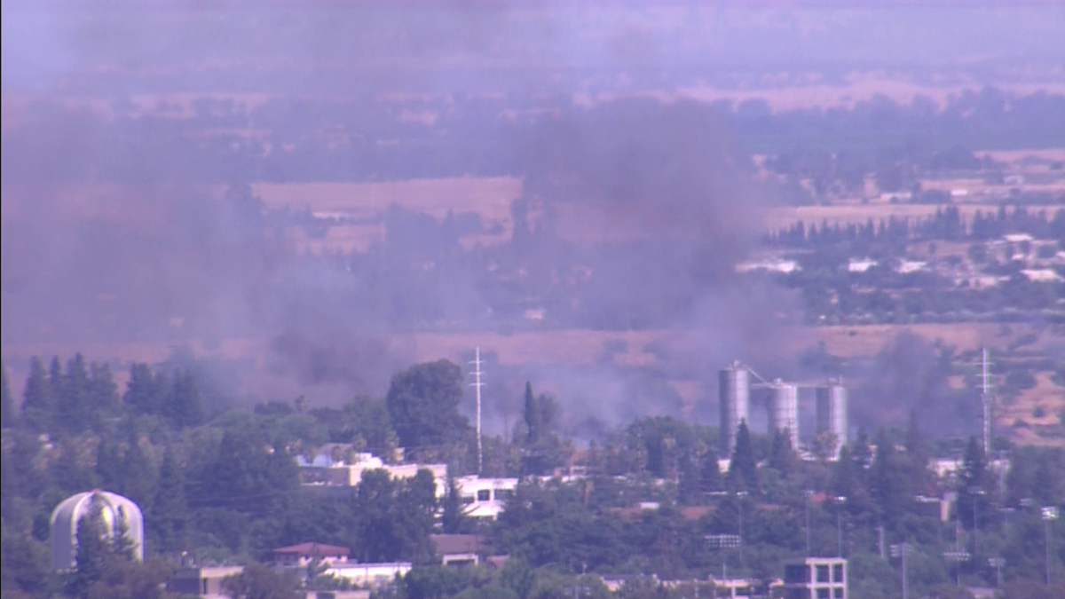 Sacramento crews battle grass fire near Jackson Highway