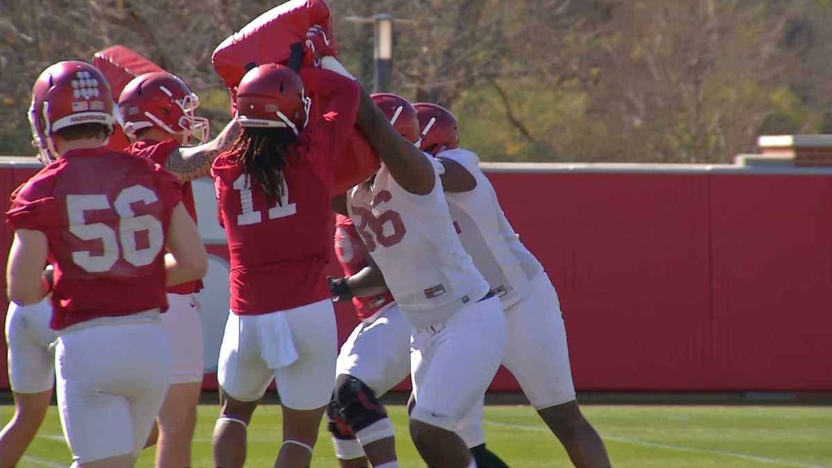 Hogs Linebacker Jamario Bell injures foot