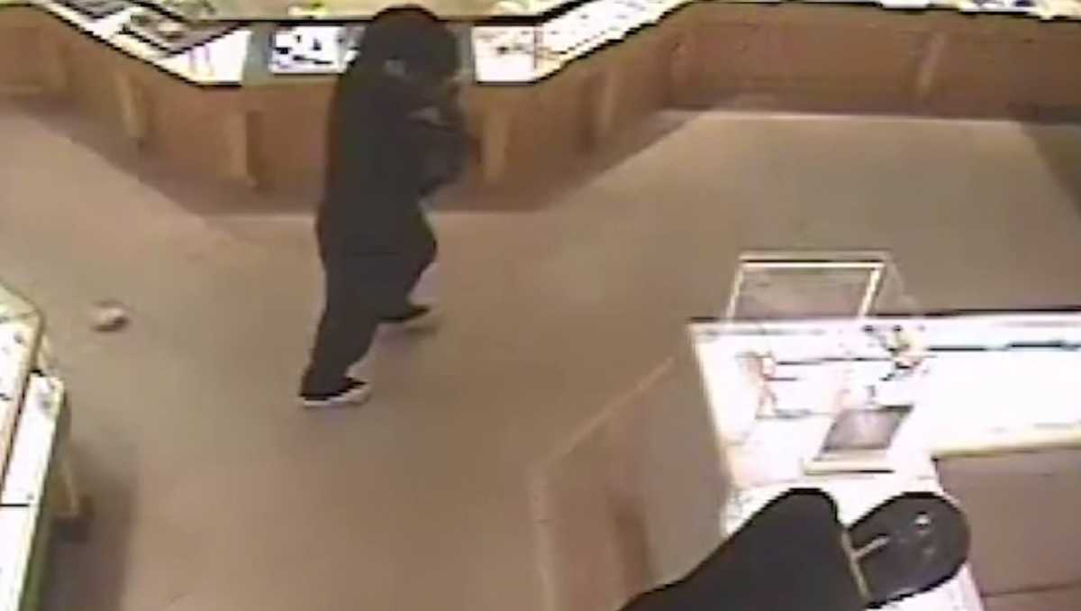 Police looking for jewelry store thieves